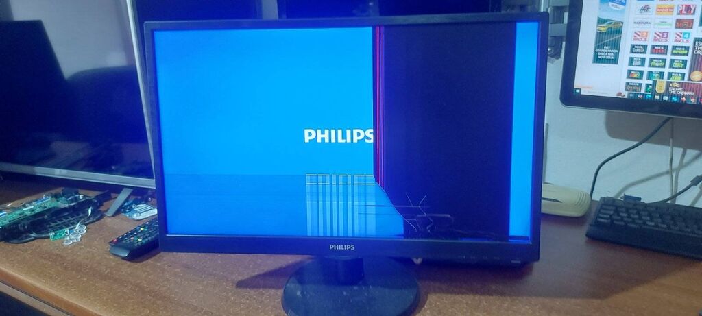 Monitor philips 240v5g za delove panel polomljen sve ostalo ok za