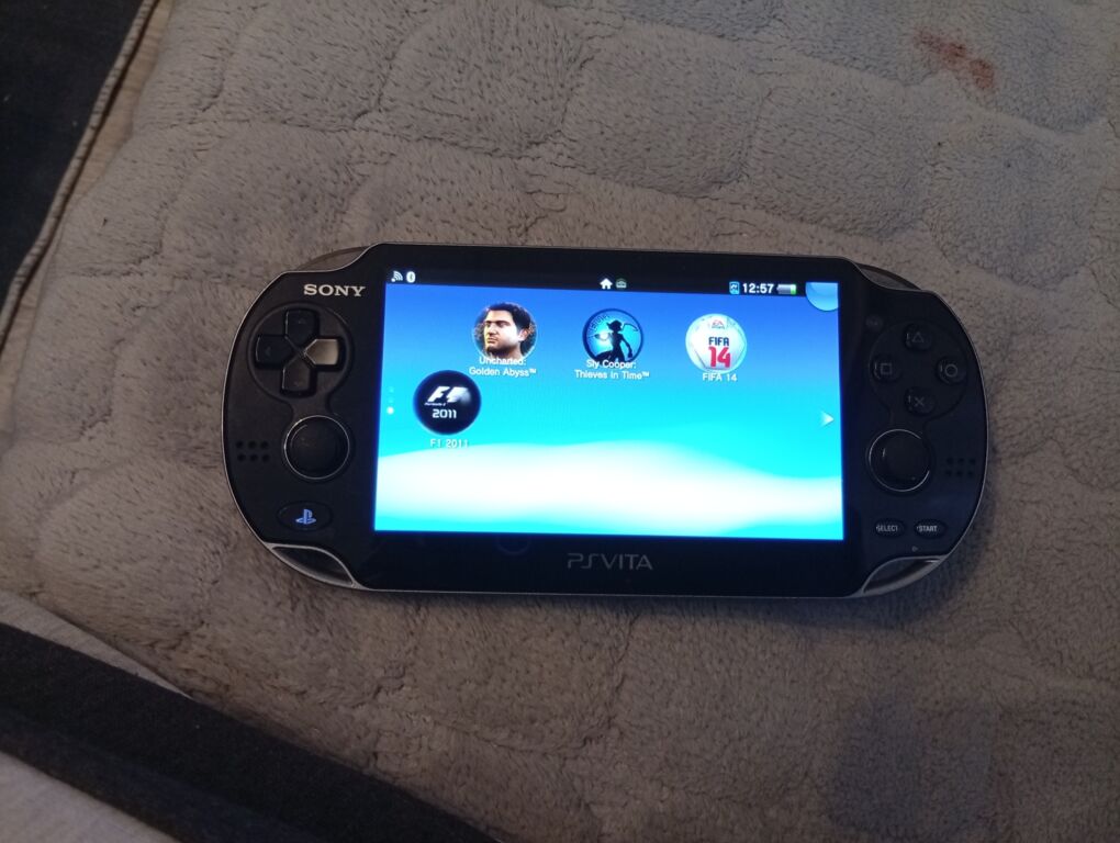 Naslov: Sony vita Opis: Sony PlayStation Vita ručna konzola u crnoj