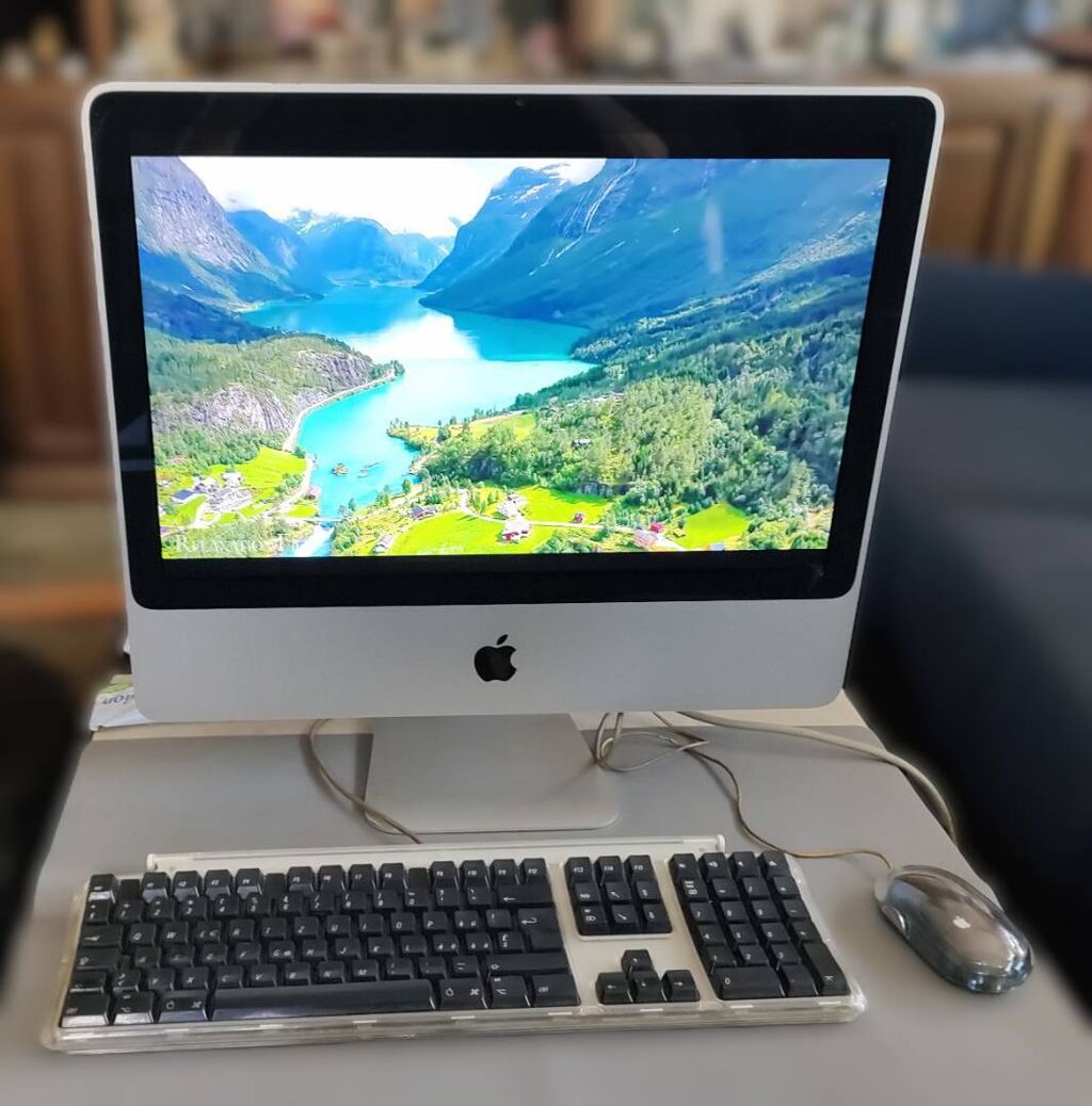 Apple komplet, iMac, miš tastatura. Sve u odličnom stanju i sve radi