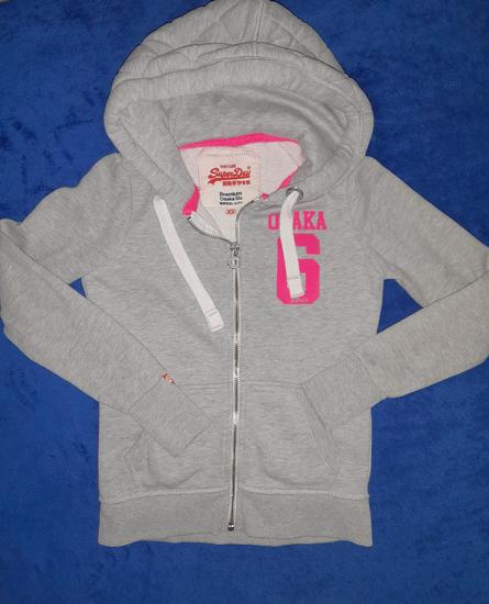 Superdry sivi duks kapuljaca neon roze print %