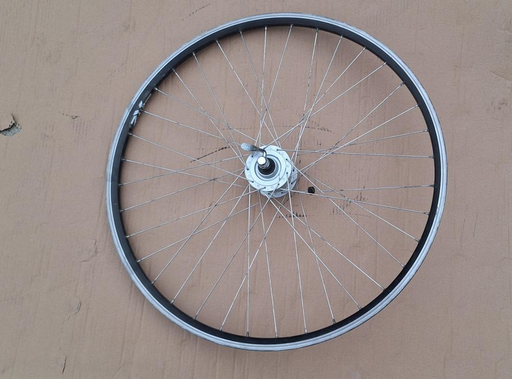 Prednji točak 28" dinama Shimano