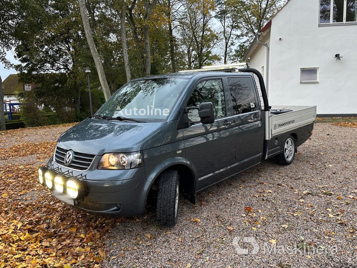 Prodaje se Volkswagen Transporter dubbelhytt kamion s ravnom platformom < 3.5t na aukciji