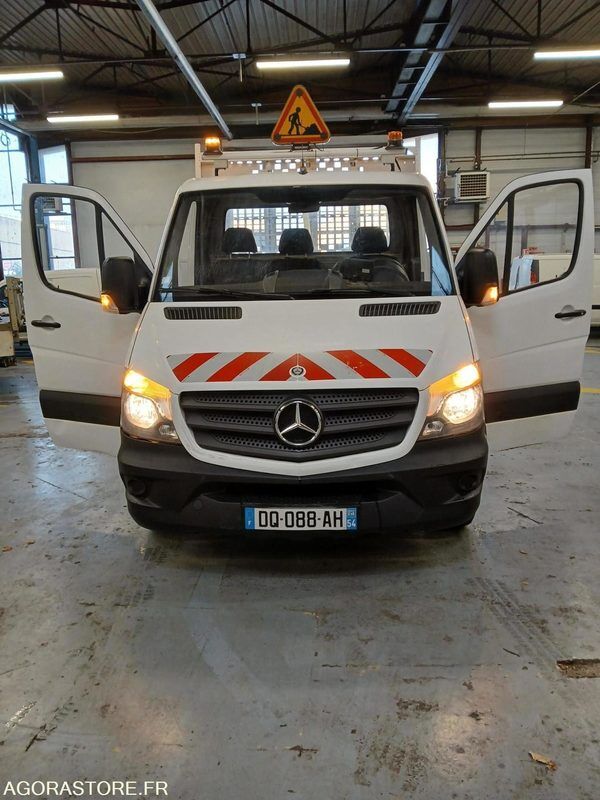 Prodaje se Mercedes-Benz SPRINTER kamion s ravnom platformom < 3.5t na aukciji