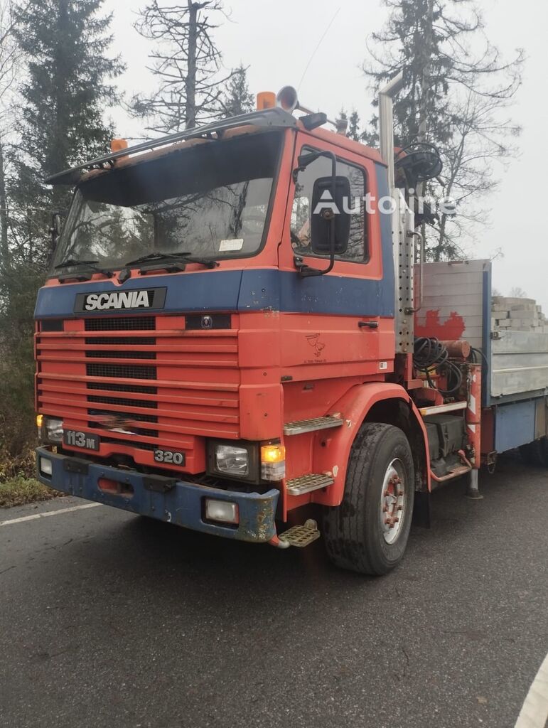 Scania R113 320 kamion s ravnom platformom