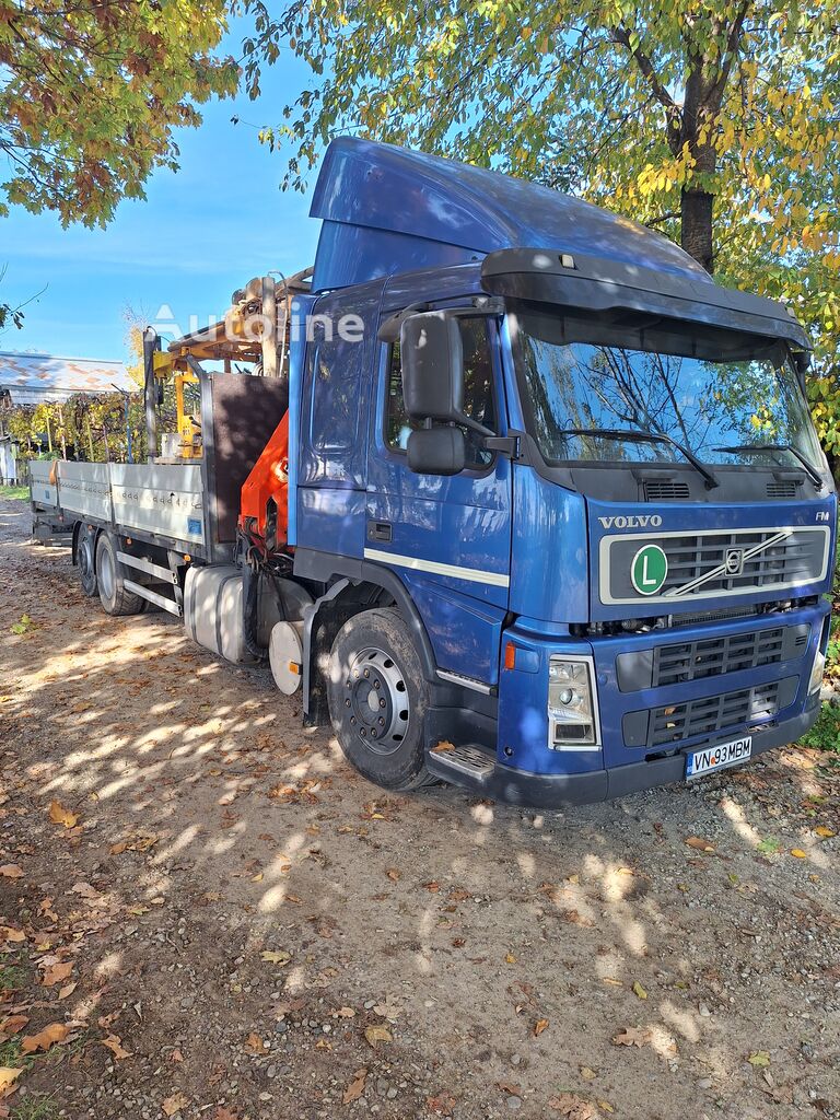 Volvo FM300 kamion s ravnom platformom