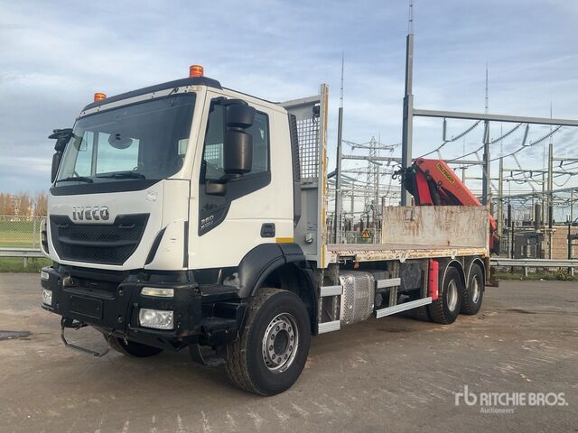 Prodaje se IVECO 260T36 kamion s ravnom platformom na aukciji