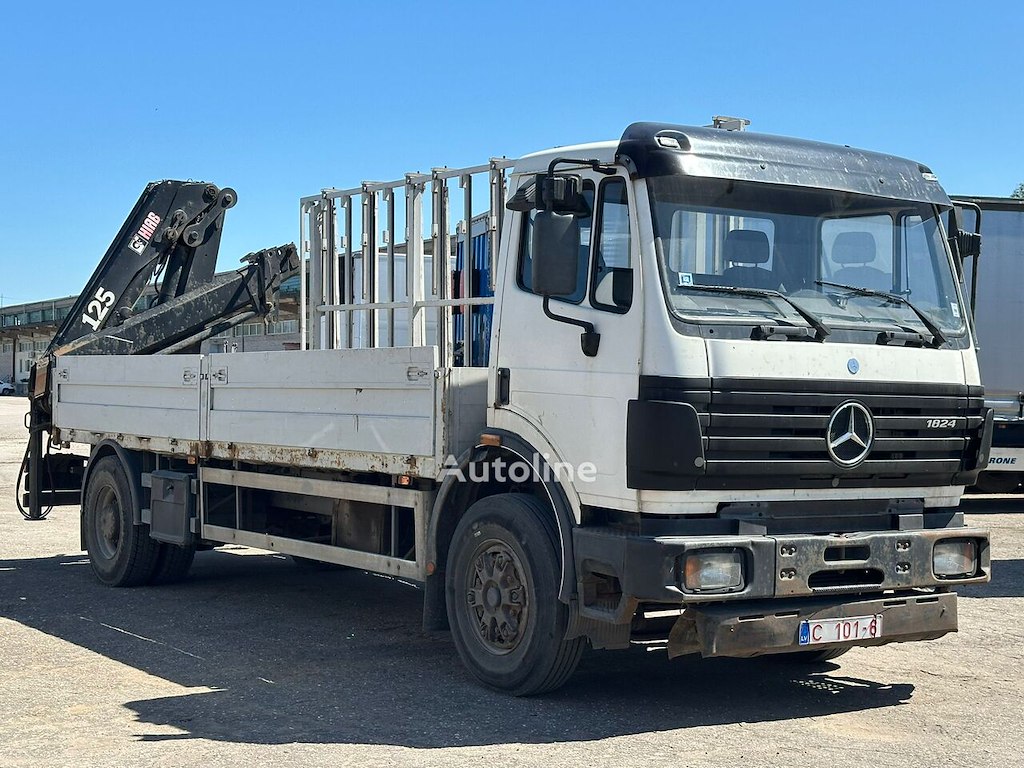 Mercedes-Benz 1824 kamion s ravnom platformom