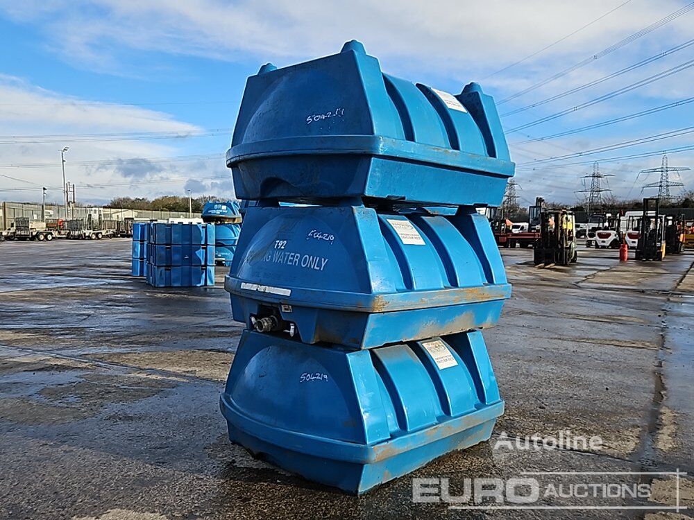 Prodaje se Plastic Water Bowser (3 of) rezervoar za vodu na aukciji