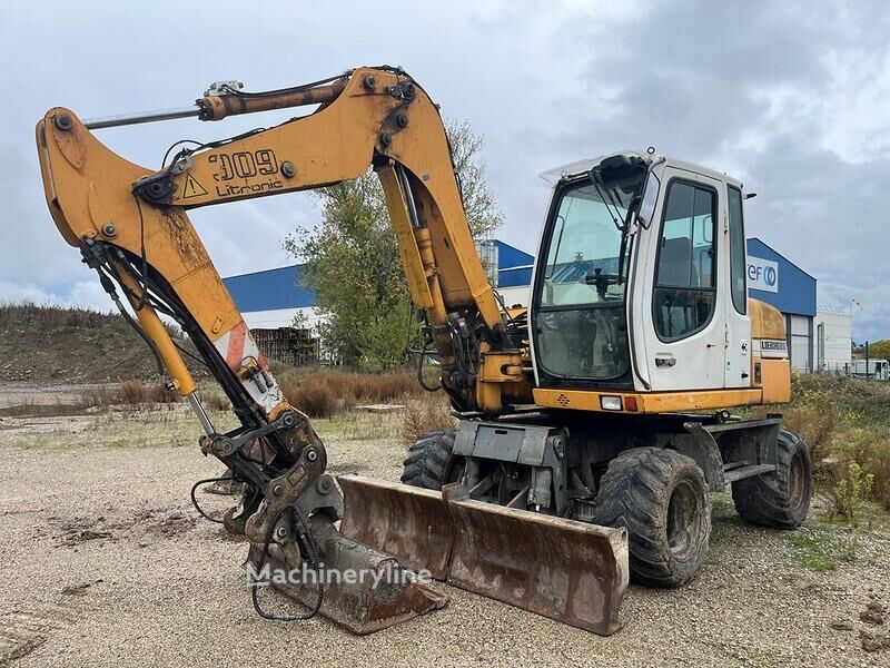 Liebherr A309 bager točkaš