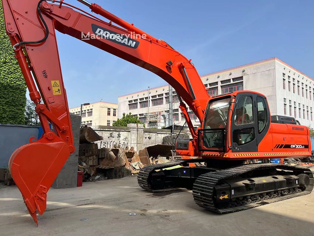 Doosan DX300 bager guseničar