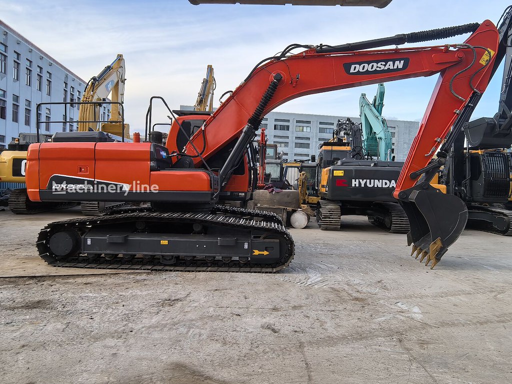 Doosan DX225 bager guseničar