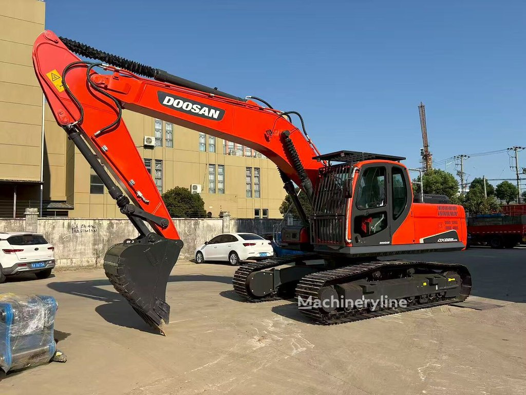 Doosan DX225 bager guseničar