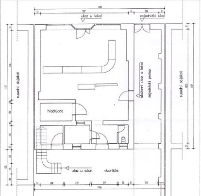 Lokal sa bastom na zemunskoj pijaci
