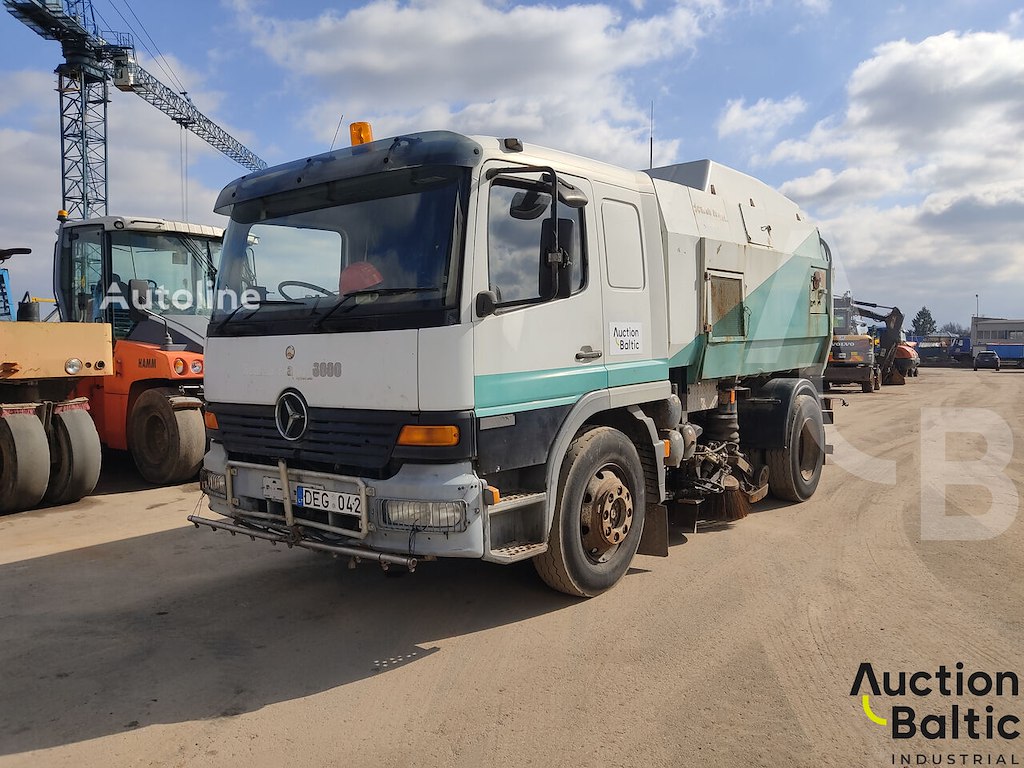 Prodaje se Mercedes-Benz 1517 vozilo za čišćenje ulica na aukciji