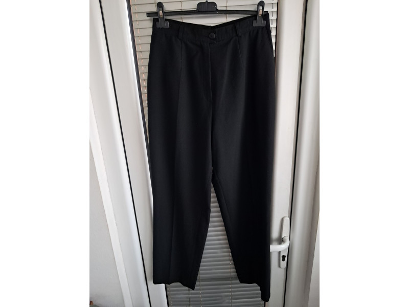 Crne pantalone na ivicu vel 40