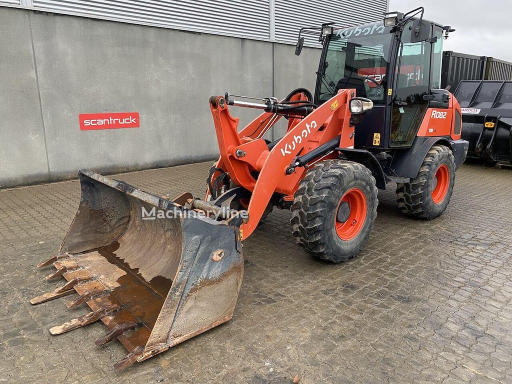 Kubota R082 prednji utovarivač
