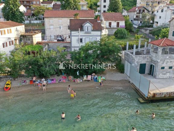 Kuća na prvoj liniji do mora, sa garažom i panoramskim pogledom na zaliv, Kotor, Stoliv