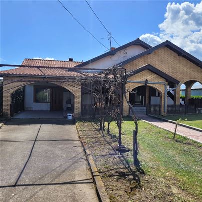 Orašac, kuća 230 m2, 16 ari placa
