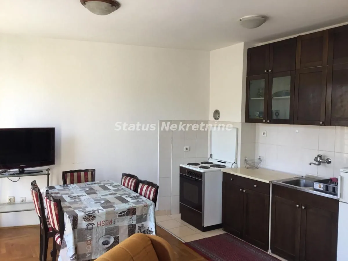 Izdavanje, dvosoban stan, 47m², Centar, Novi Sad
