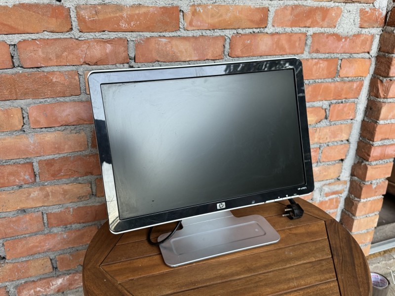 HP w1907s LCD monitor 19” inča iz Švajcarske