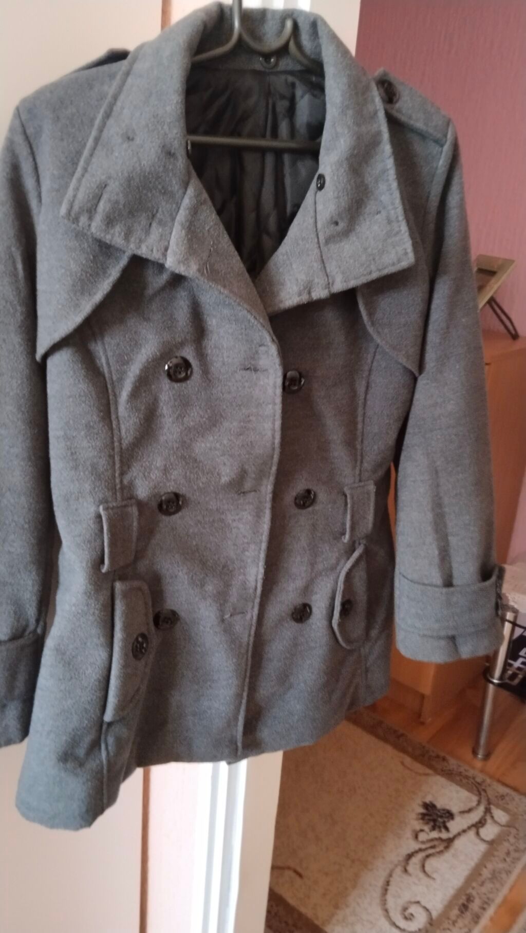 Sivi ženski kaput – kratki model (peacoat stil) - Boja: siva - Kroj
