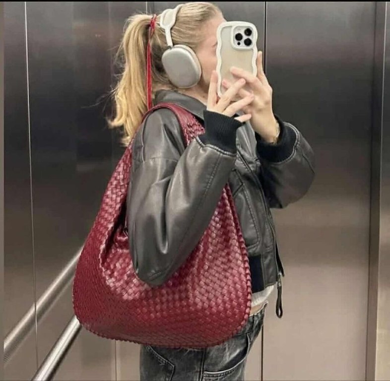   Eko koza   Ženska pletena hobo torba preko ramena - Model: mekana