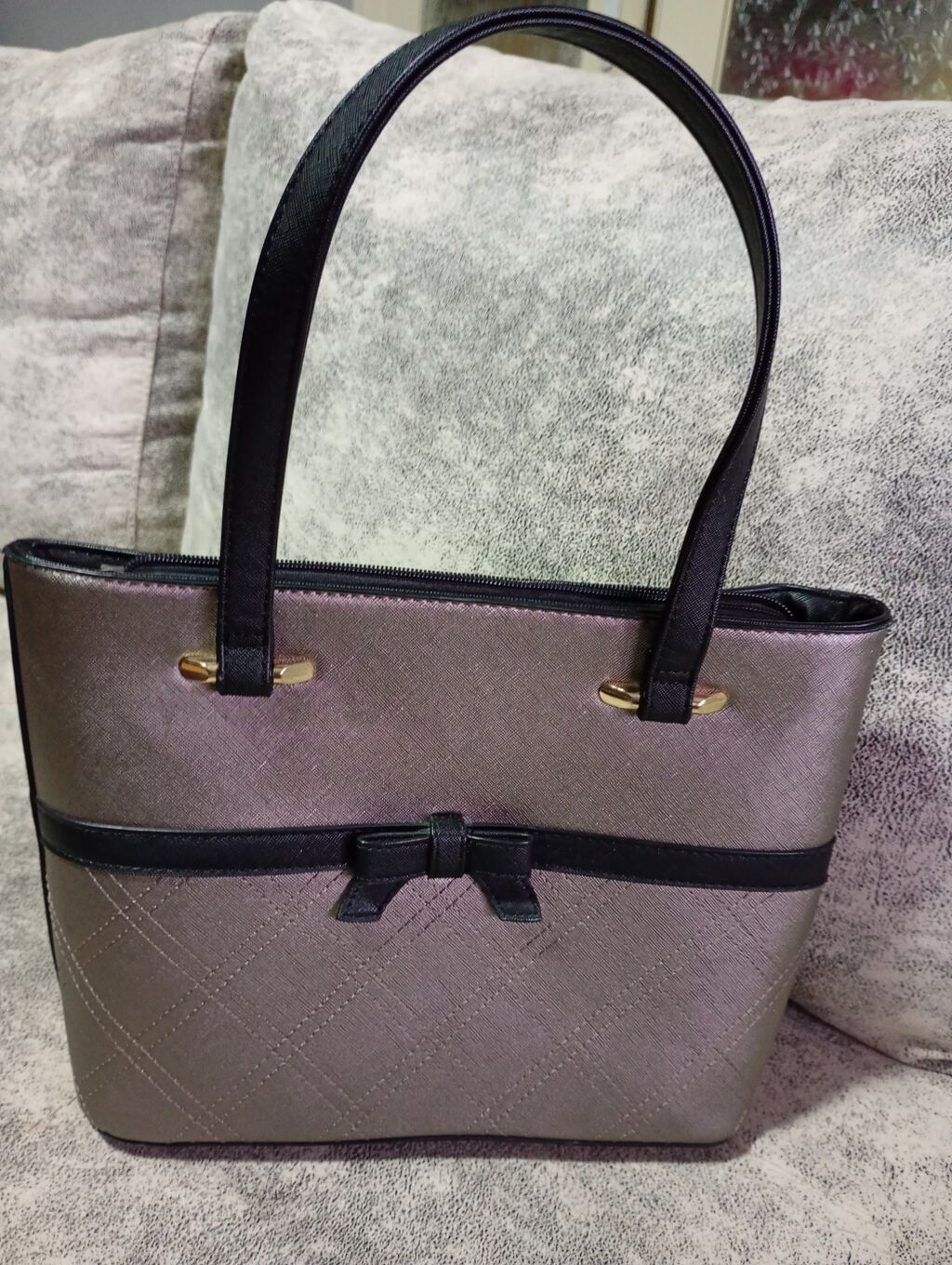 Elegantna ženska torba – sive boje sa crnim detaljima - Materijal