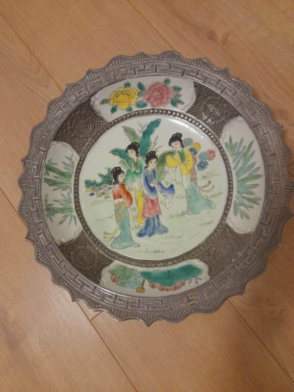 Dekorativna kineski tanjir sa metalnim okvirom.Precnik 40 cm. - Ručno