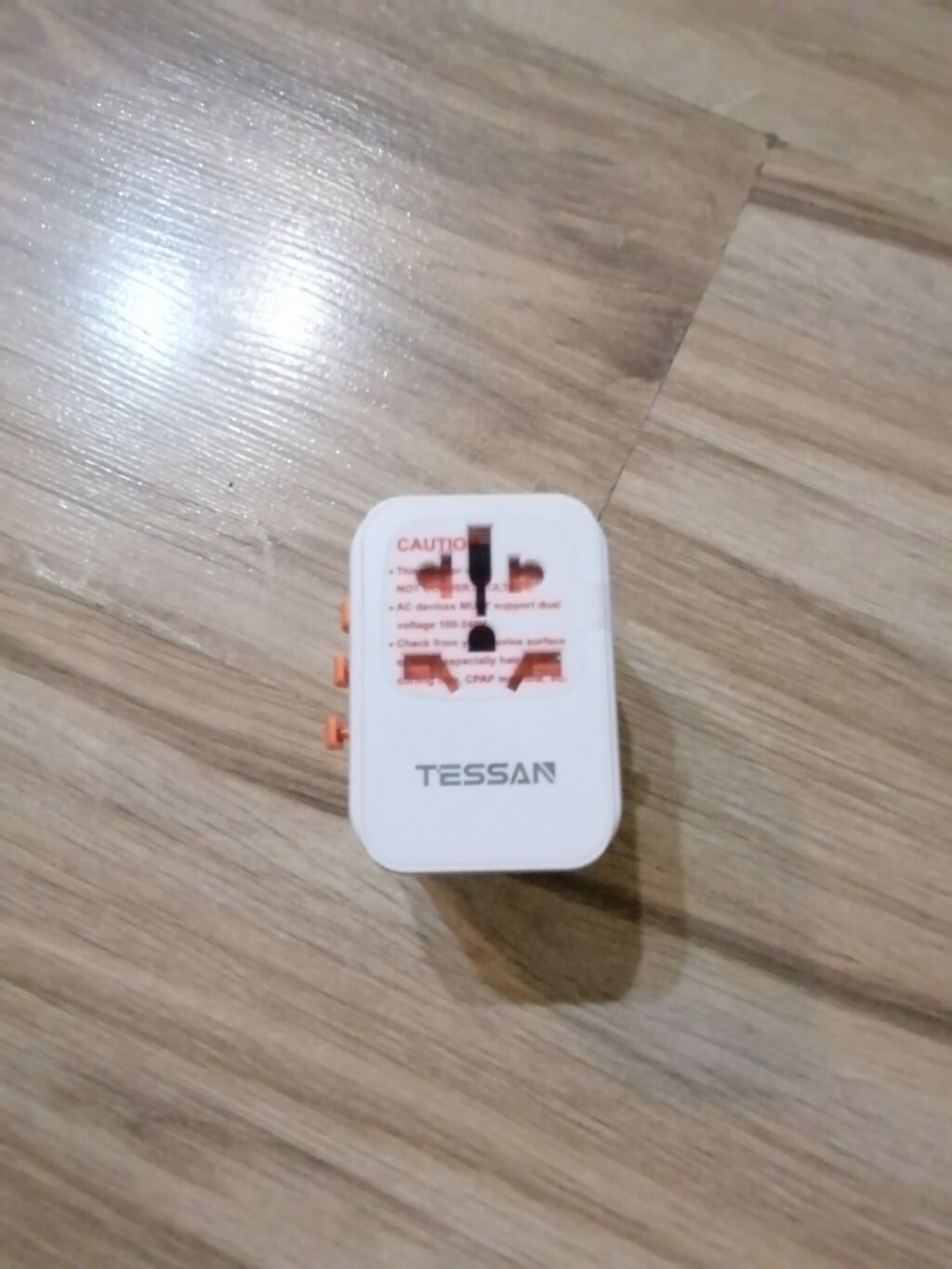 Univerzalni putnički adapter TESSAN - Kompaktan all‑in‑one adapter sa