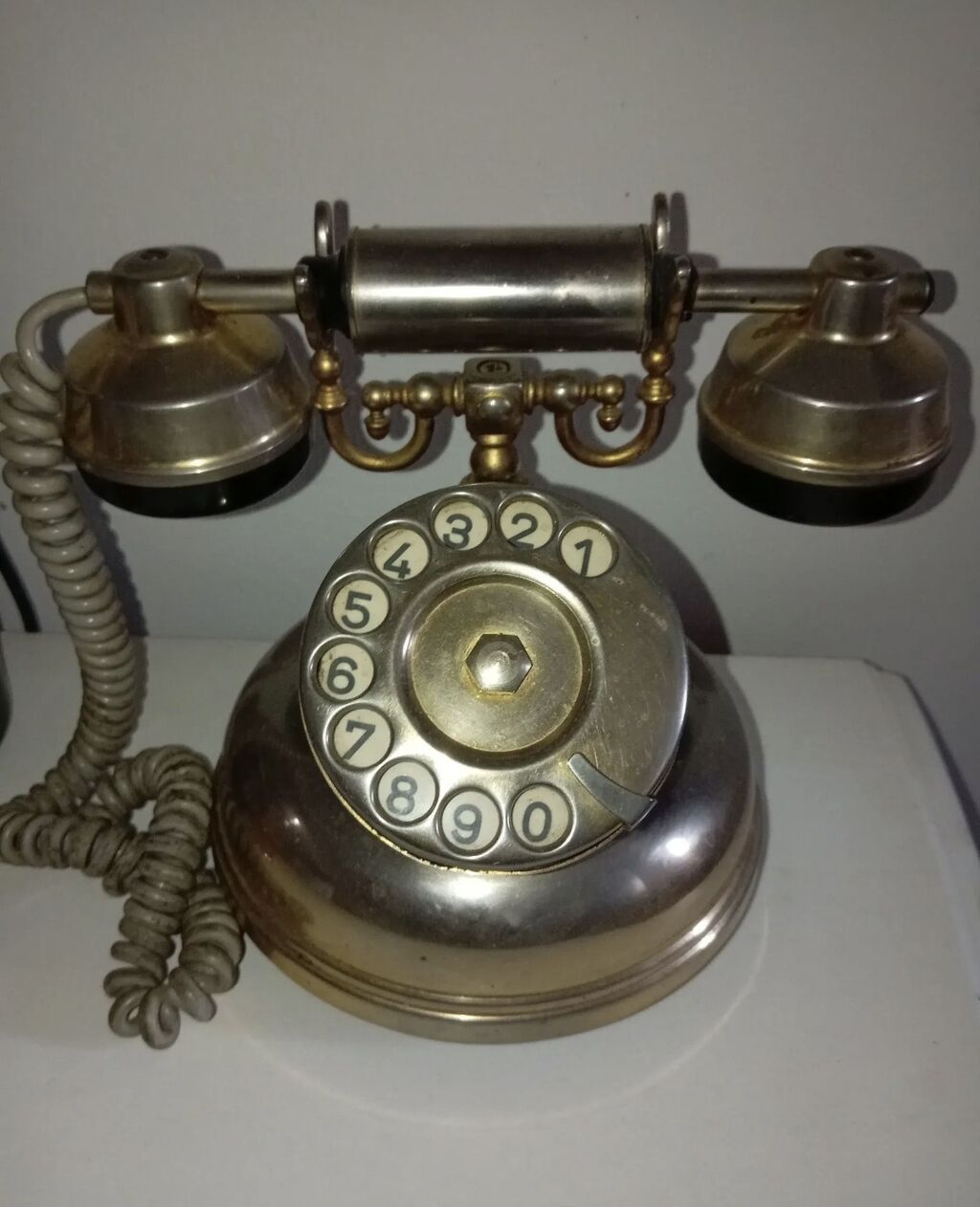 Antikni rotacioni telefon – retro „candlestick“/stolni model sa
