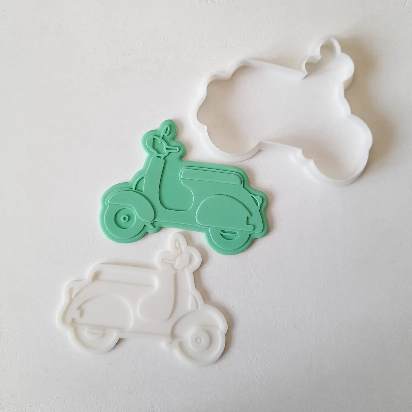 KREATIVNI SLATKIŠI Modla za kolače i ukrase Vespa, 10 cm, Bela