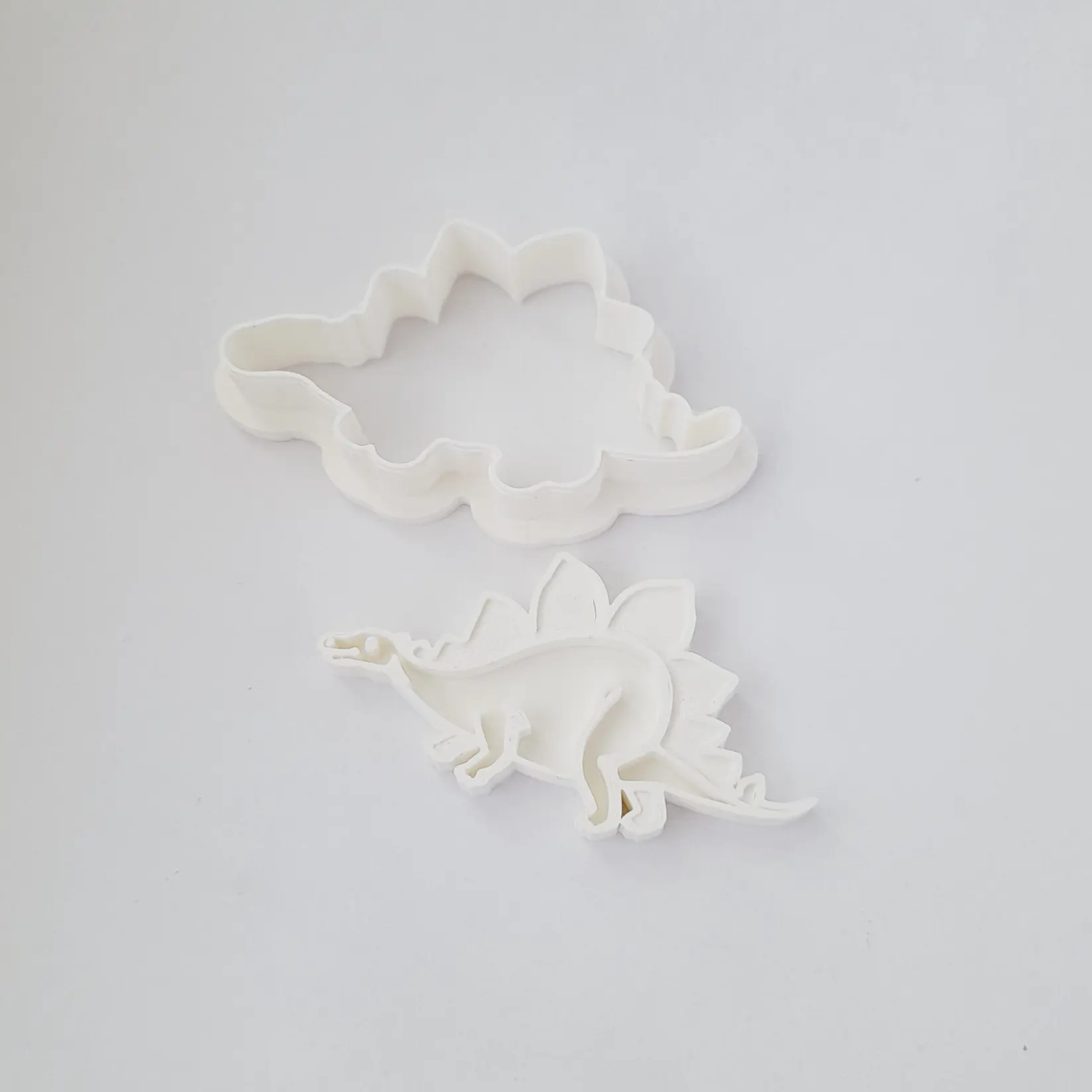 KREATIVNI SLATKIŠI Modla za kolače i ukrase dinosaurus Stegosaurus, 4 cm, Bela