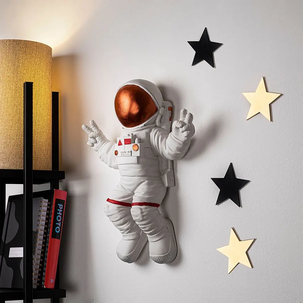 Wallity Zidna dekoracija Peace Sign Astronaut-3, 35cmx47cmx10cm, Bela