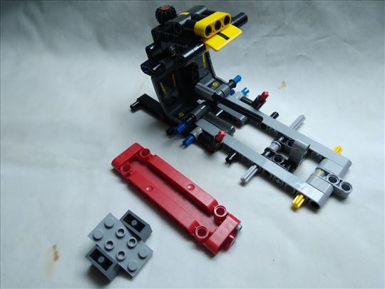 Lego automobil + dva dela oko 15 cm, nekompletan