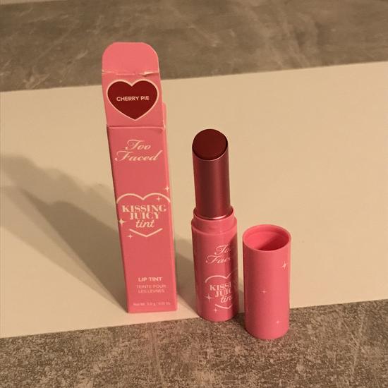 NOVITET TOO FACED KISSING TINT - CHERRY PIE
