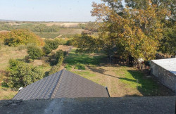 IRIG. ODLIČAN PLAC 1945m2, PROSTRANA KUĆA U SIVOJ FAZI