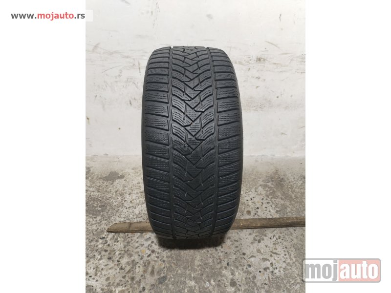 3342. Guma DUNLOP 17-ica, ZIMSKA 235/45, Šara 6.7 mm