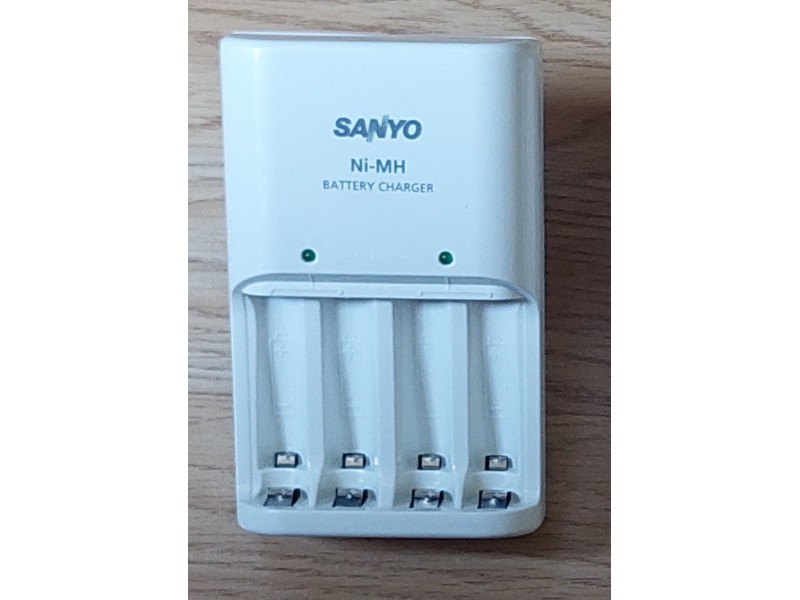 Sanyo punjac 4 AA AAA baterija