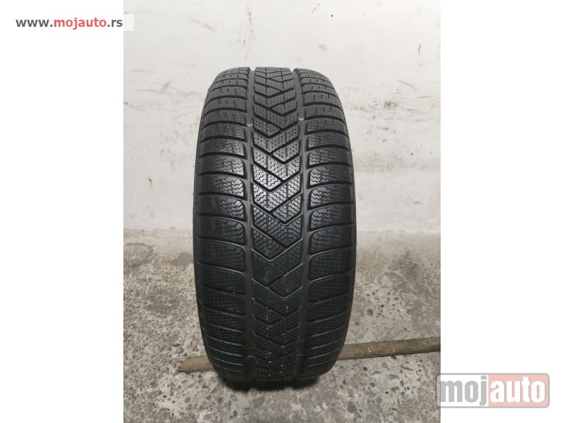 3346. Guma PIRELLI 18-ica, ZIMSKA 245/50, Šara 7.7 mm, DOT 3223