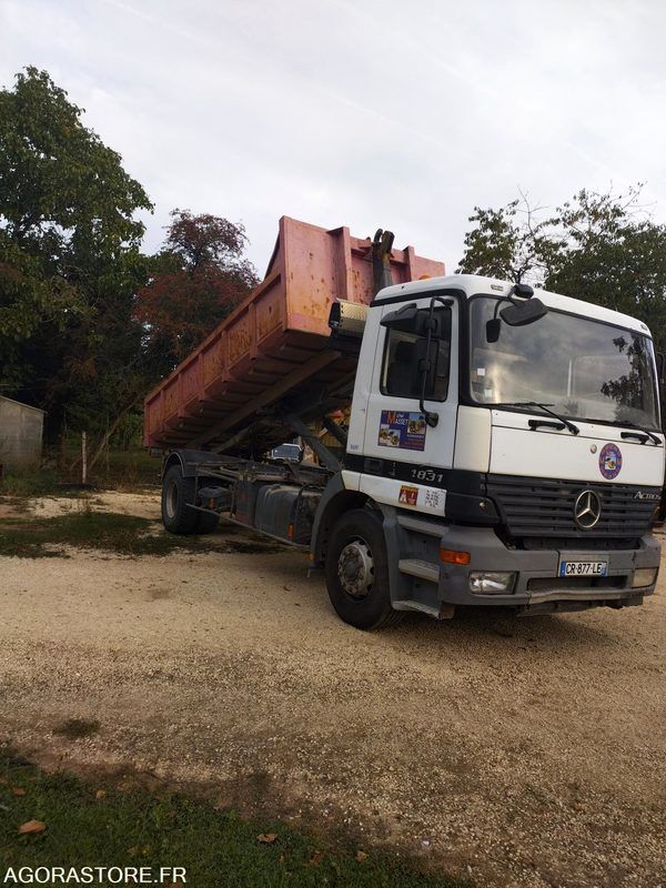 Prodaje se Mercedes-Benz 1831 kiper na aukciji