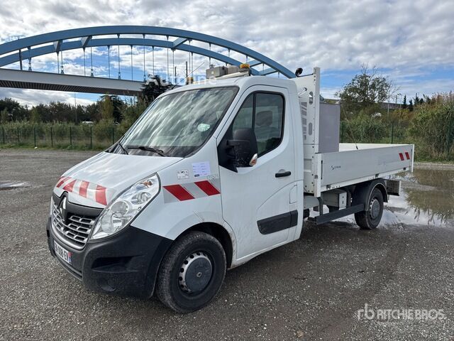 Prodaje se Renault Master kamion s ravnom platformom < 3.5t na aukciji