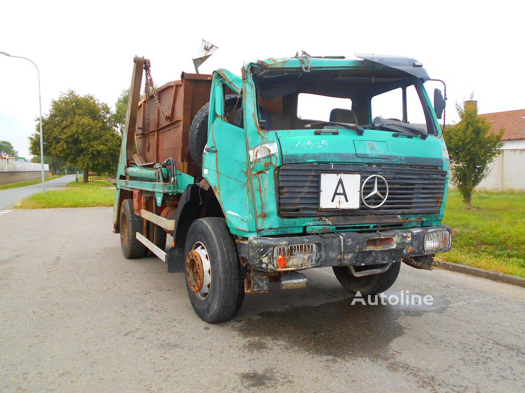 Mercedes-Benz 1635 kamion autopodizač kontejnera nakon udesa
