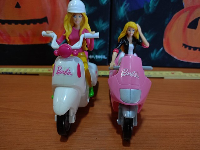 Barbie na motoru Vespa dve Barbike