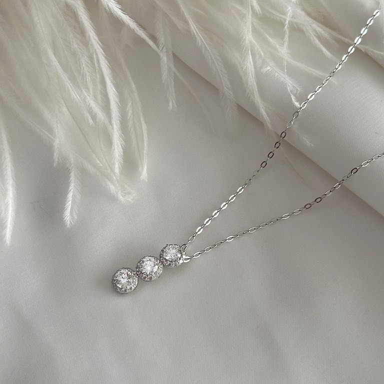 Elegantna ogrlica od belog zlata sa cirkonima