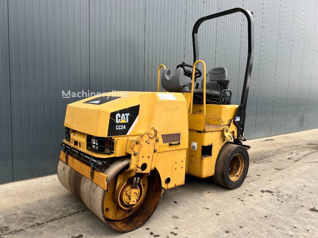 Caterpillar CC24 valjak za asfalt