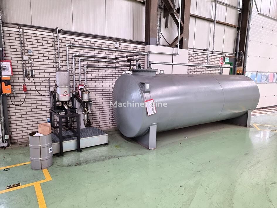 Steenbergen oil tank installation with filling system deaerator