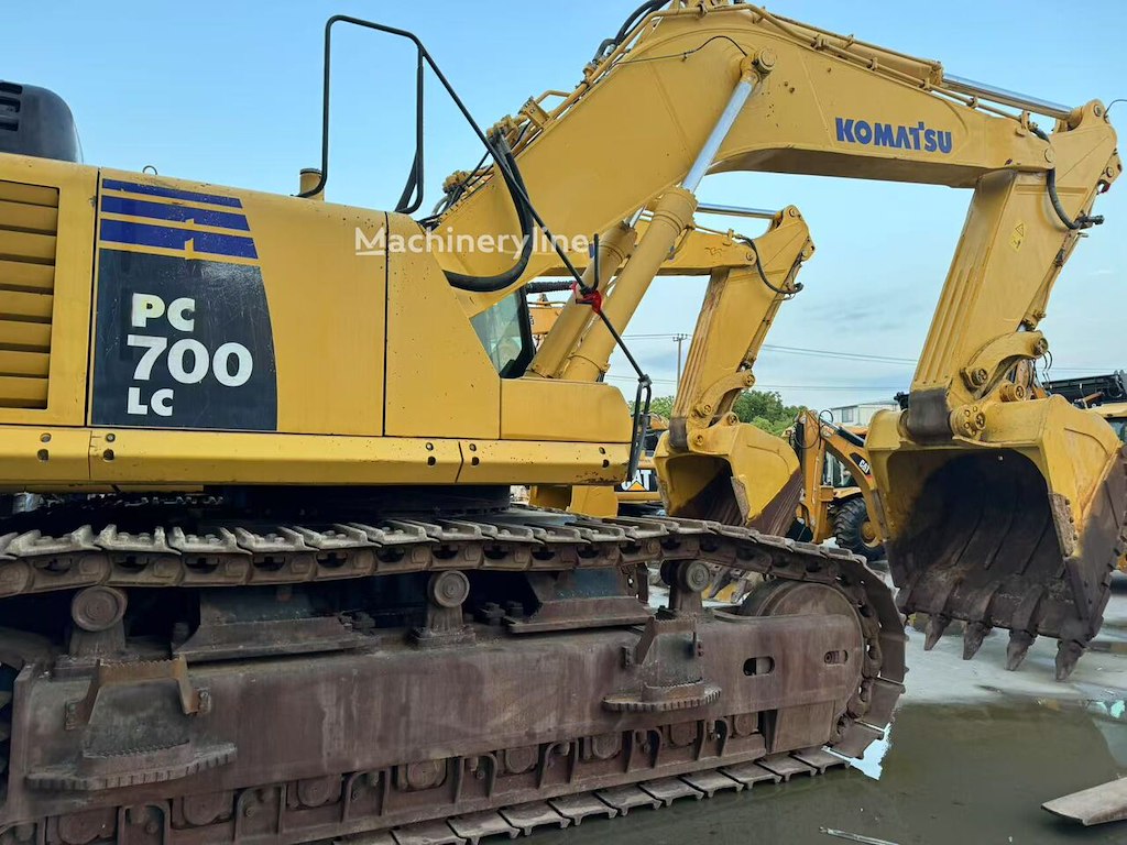 Komatsu PC700-8 bager guseničar