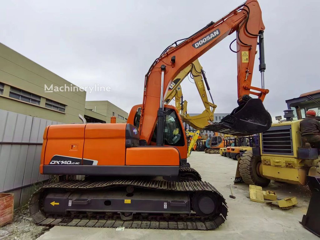 Doosan DX140 bager guseničar
