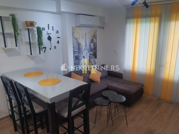 Kompletno nameštena garsonjera, 22m2+7m2 terase