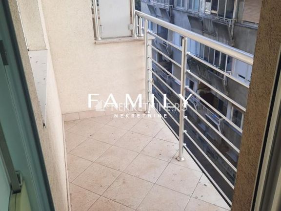 Dvosoban stan u novijoj zgradi na odličnoj lokaciji – Liman 3, Narodnog fronta